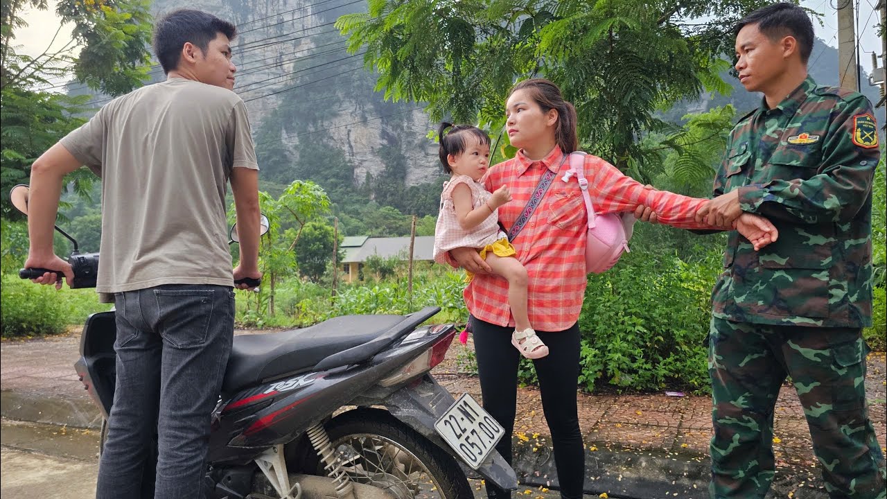 17 year old girl takes care of her child alone - picks fruit to sell ...