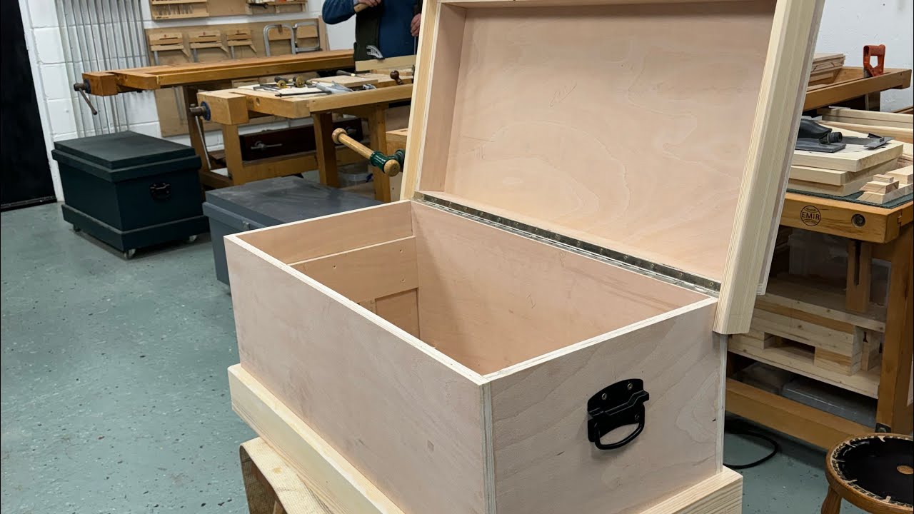 Plywood Tool Chest pt.11 - fitting lid stay, planing bevels and fitting ...