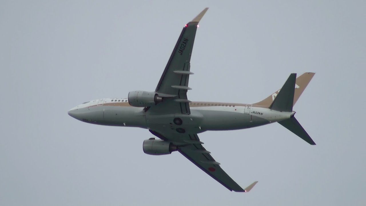 [GOLD JET] ANA Boeing 737-700 JA02AN LANDING NAHA Airport 那覇空港 瀬長島 2011 ...
