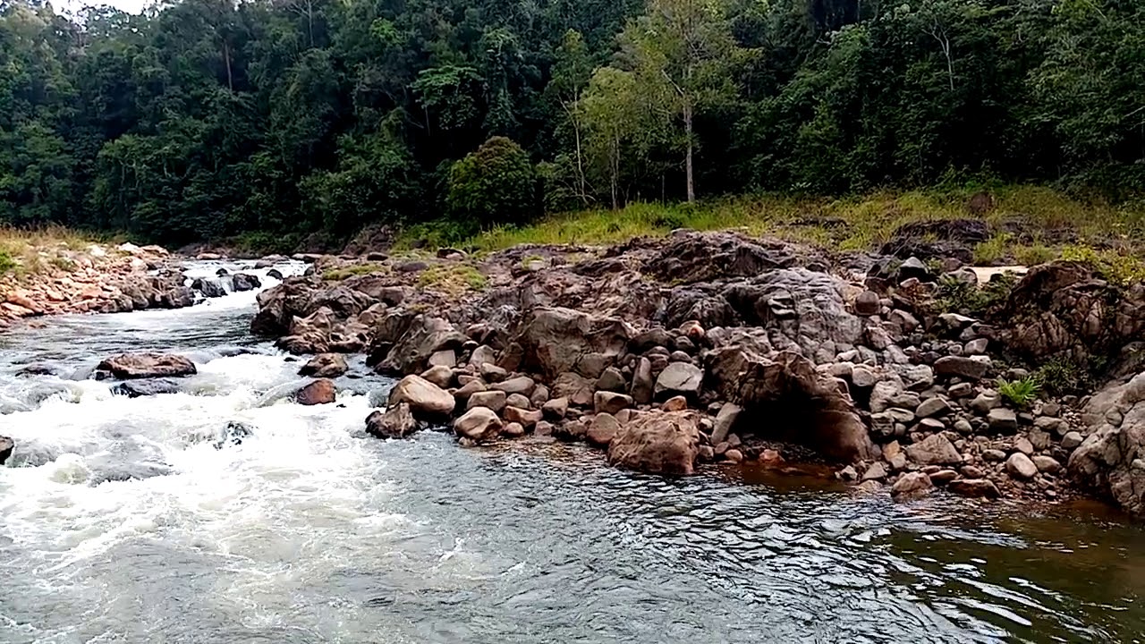 Jeram perahu Ulu tembeling ,jerantut pahang - YouTube