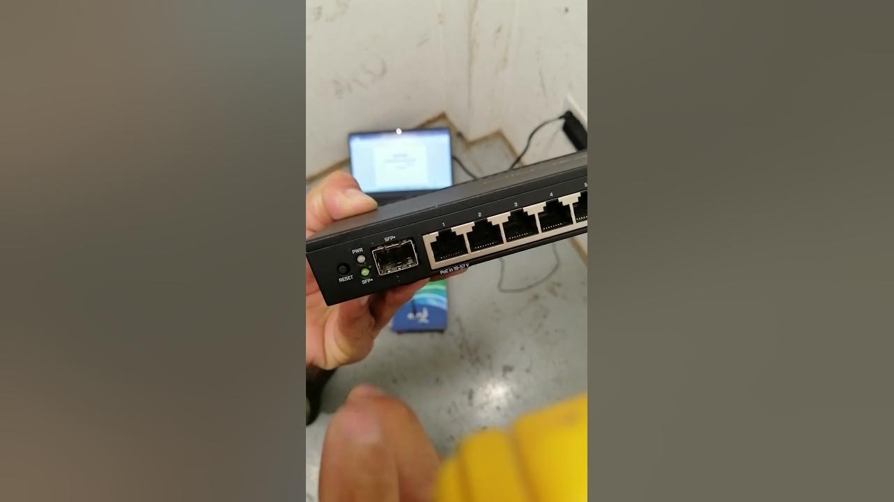 Reset a un router mikrotik Rb4011 para acceso nuevo - YouTube