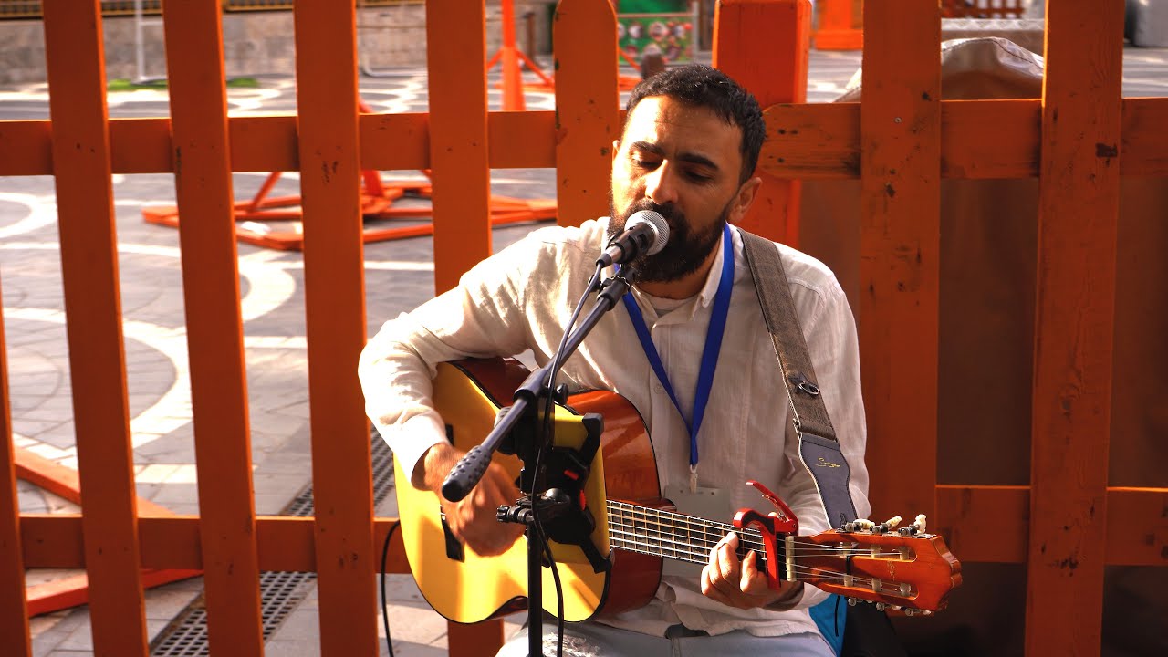 Ala Gözlüm Neylayim the Guitar in the Street Musician's Performance ...