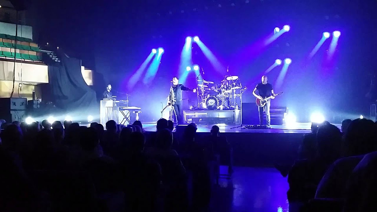 Queen Extravaganza lap of the gods Cardiff 19.11.15 (intro only) - YouTube