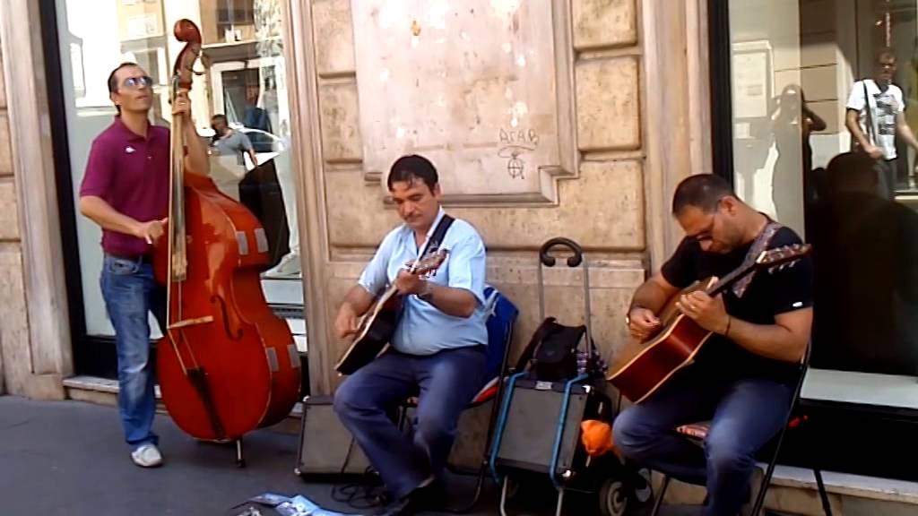 Roma, artisti di strada suonano Libertango - YouTube