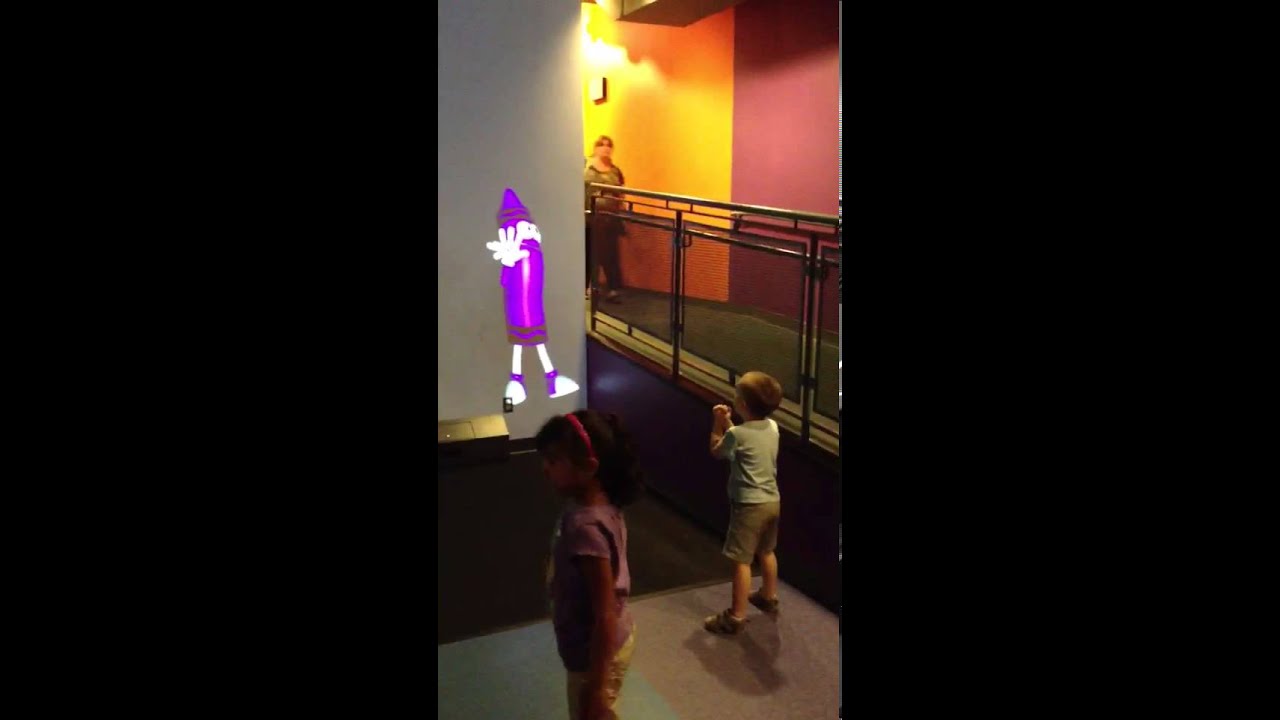 Doodle in the Dark Crayola Exprience Dancing Crayon - YouTube