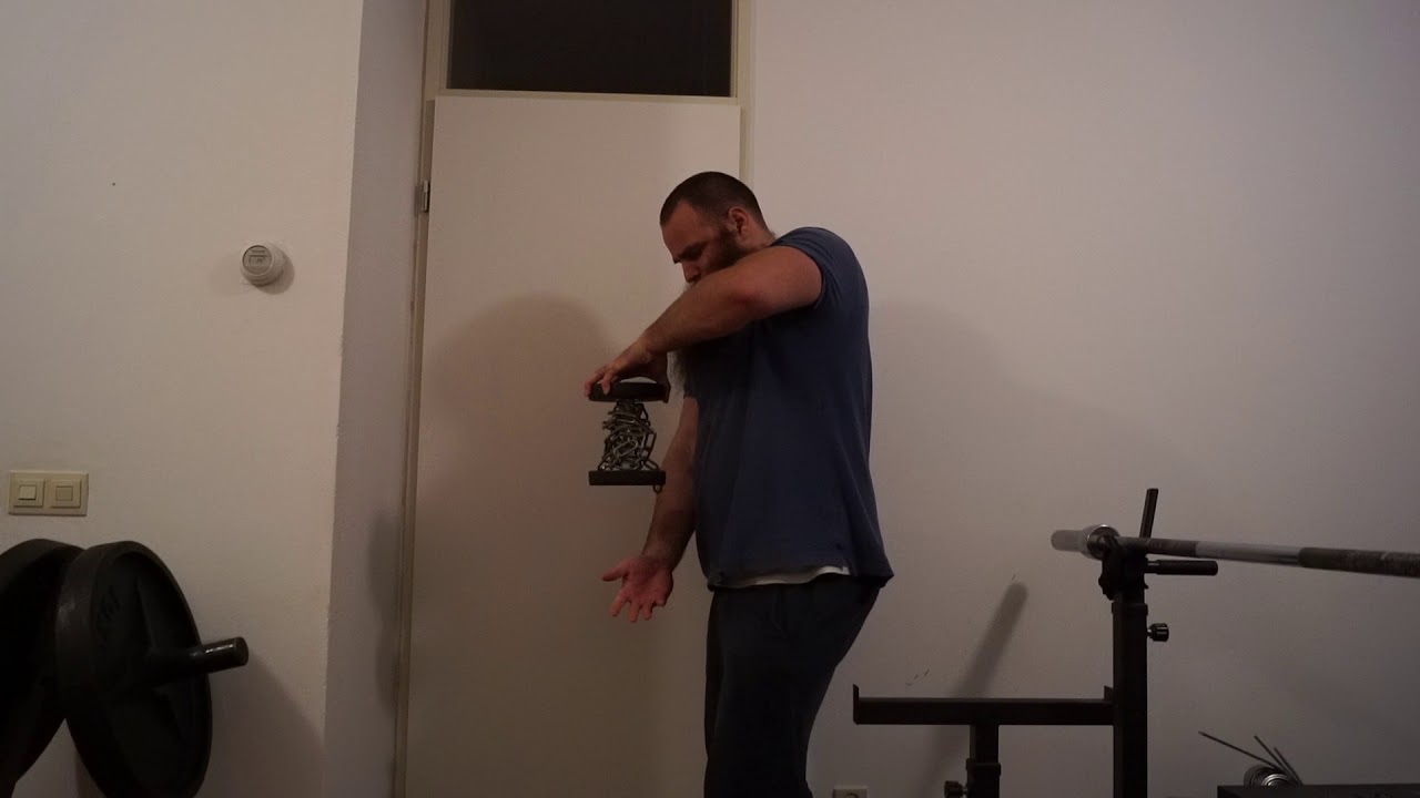 6,13 kilogram 15 cm broad dumbbell pinch grip hold with left for around ...