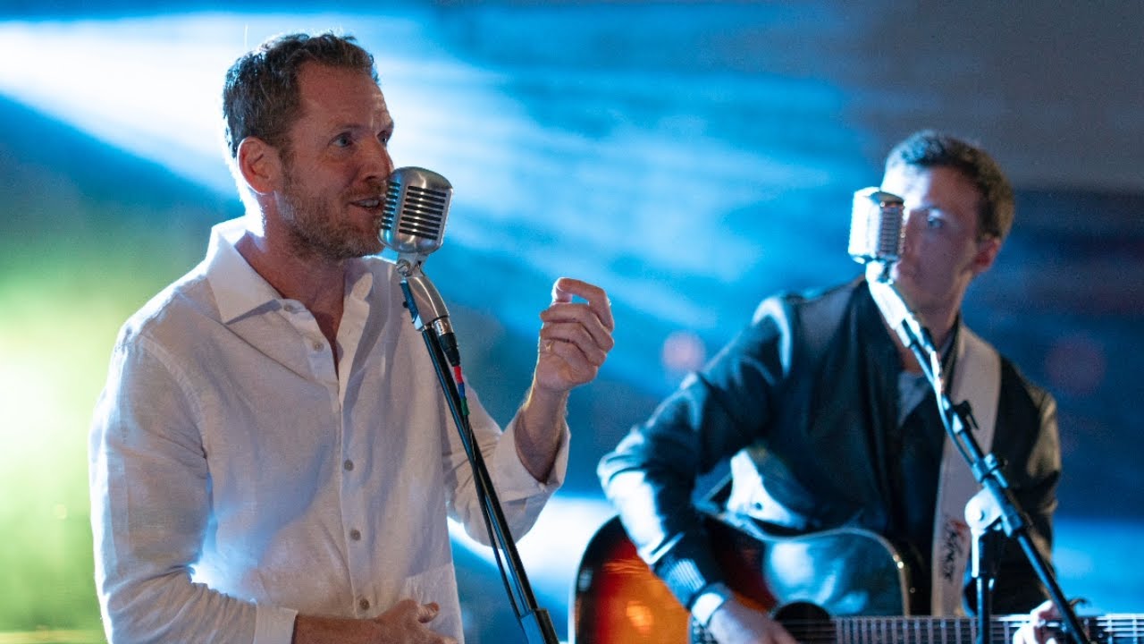 Moderately Handsome Covers Sultans of Swing - YouTube