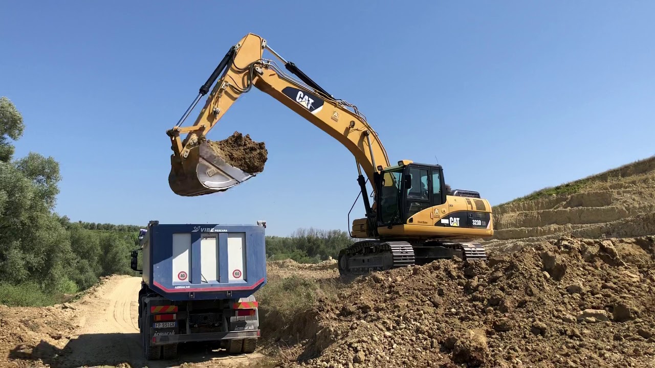 CAT 323D sa - YouTube
