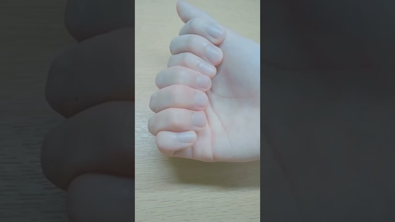 A person with a strange hand 奇妙な手を持つ人 - YouTube