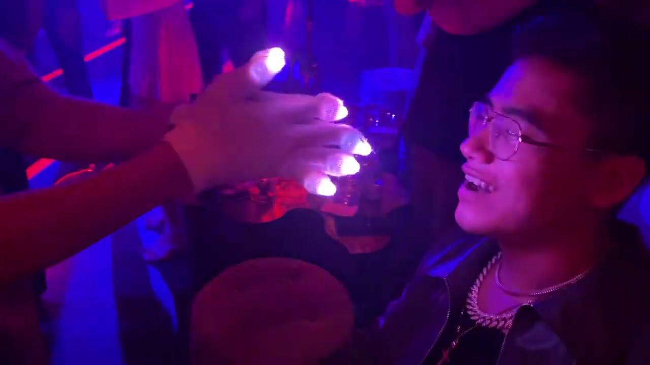 Low G Ft Gducky | Low G múa gloving gây lú trước mặt Gducky - YouTube