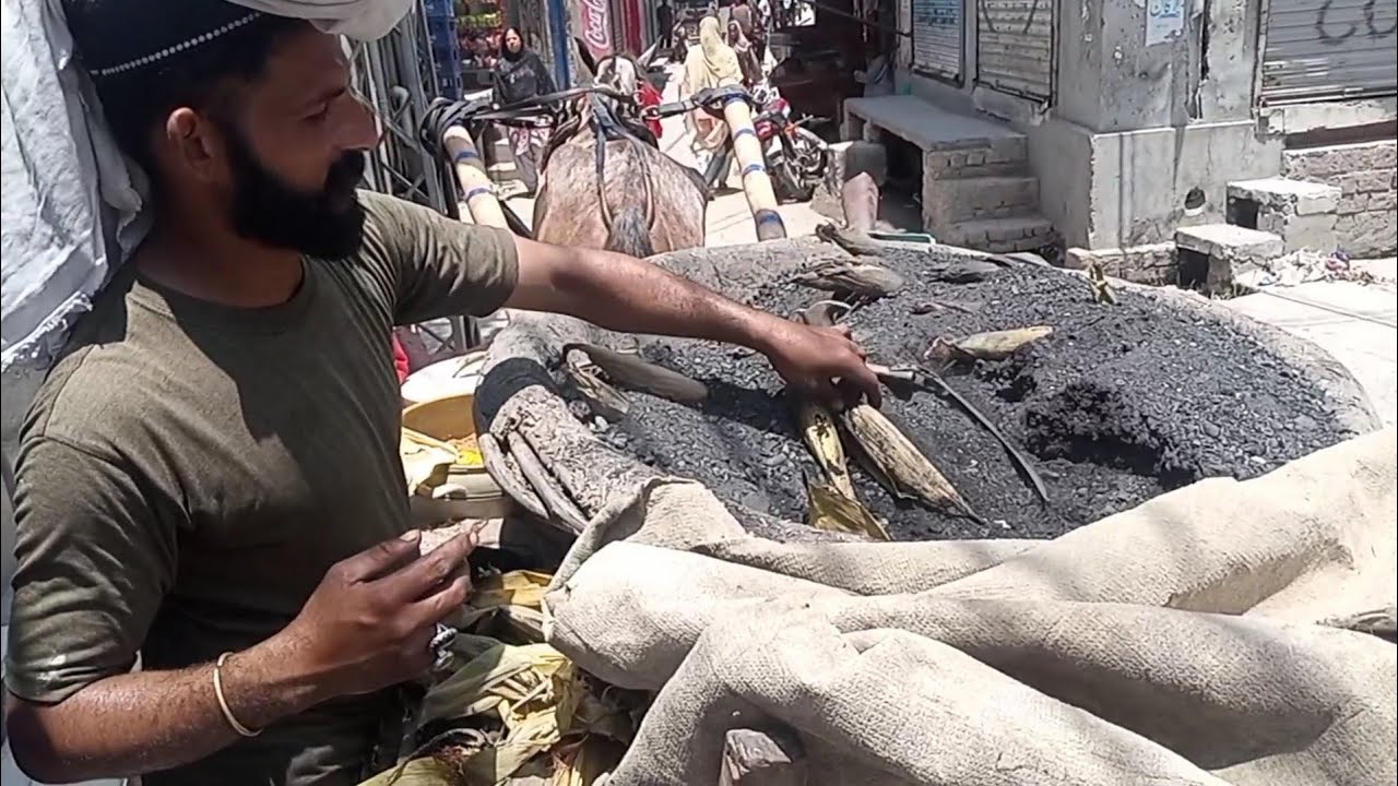 Coal roasted corn comb!Pakistani famous corn!15 mint mein koyla par ...