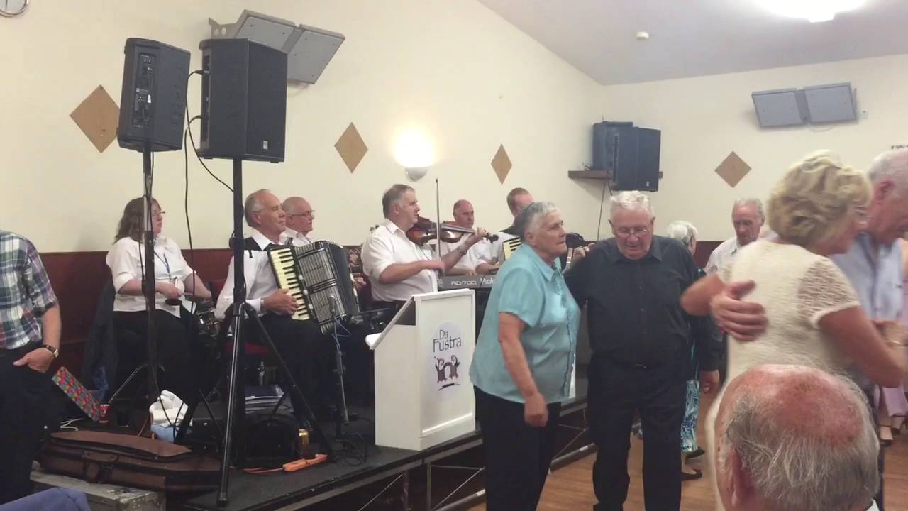 Da Fustra with Iain MacPhail playing at Ravenstruther Hall in Lanark ...