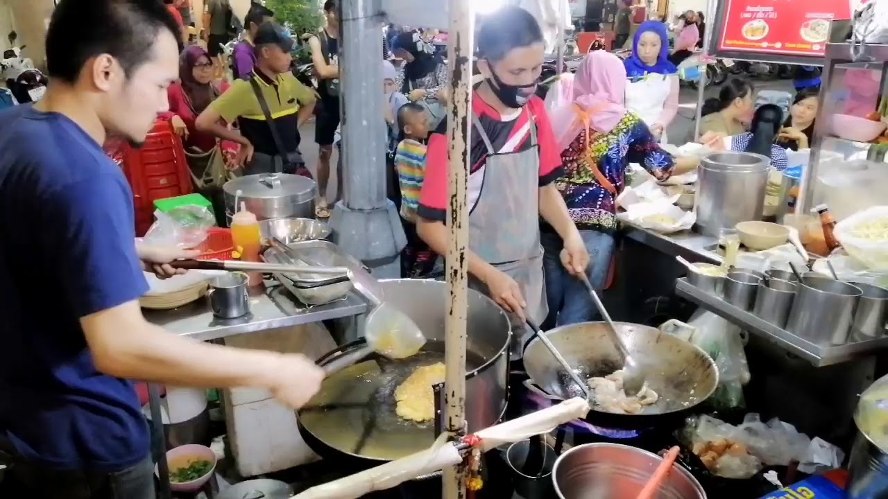 HatYai Street Food - Oyster Omelette - YouTube