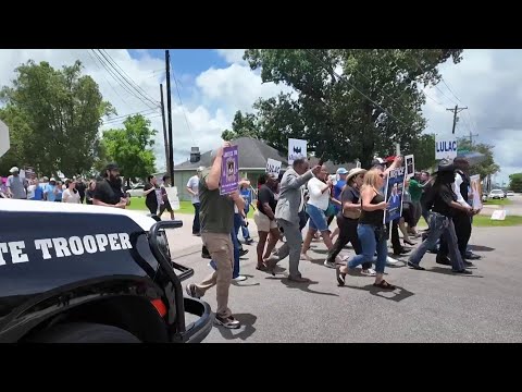 March on Brazoria County Courthouse demanding murder charge in deputy shooting death of student
