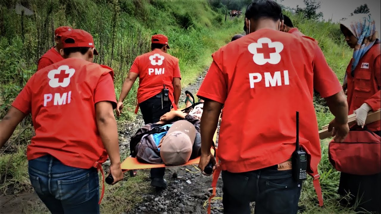 Gunung Merapi meletus SIBAT PMI beraksi - YouTube