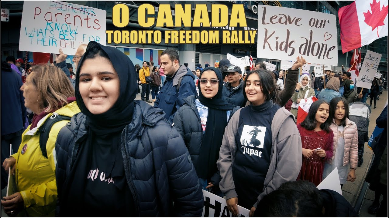 O Canada at Dundas Square - Toronto Freedom Rally - YouTube
