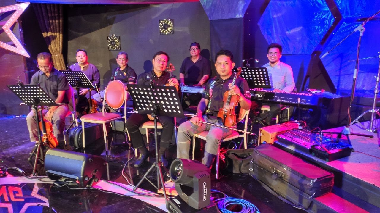 "Hujan Rintik-Rintik & Dian Sekutak" (live) ft. Orkestra RTB | Medley ...