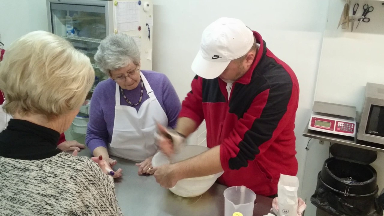 Lady Remoska a pekař Roman Doležal v Moravské cukrárně, Žitomírská 34 ...