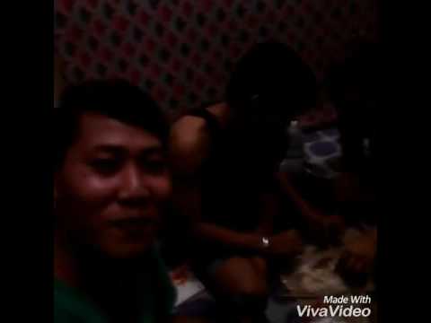 Cewek makan sate langsung muncrat