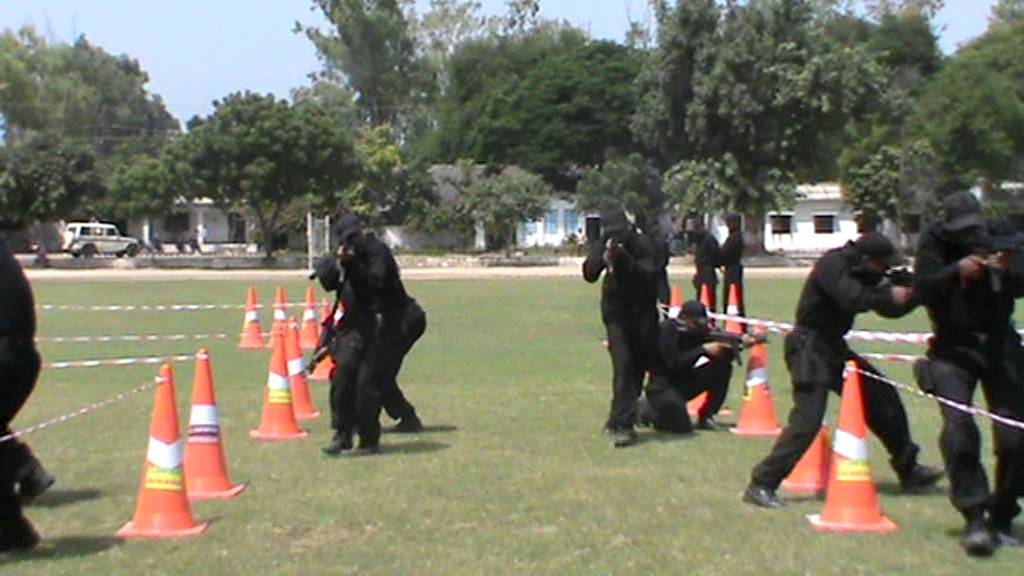hallway clearing training by SWAT with rooms and intersections - YouTube
