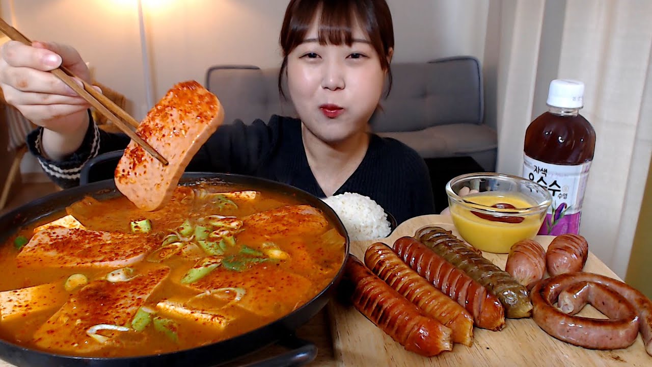 스팸 김치찌개와 모듬구이 소세지 먹방 Korean Kimchi Jjigae with Spam and Roast sausages ...