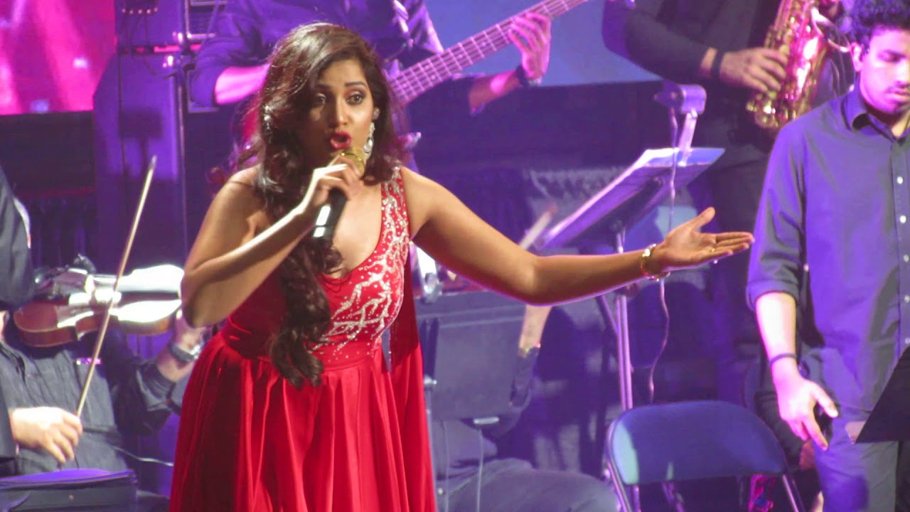 Zoobi Doobi Shreya Ghoshal Live (3 Idiots) - YouTube