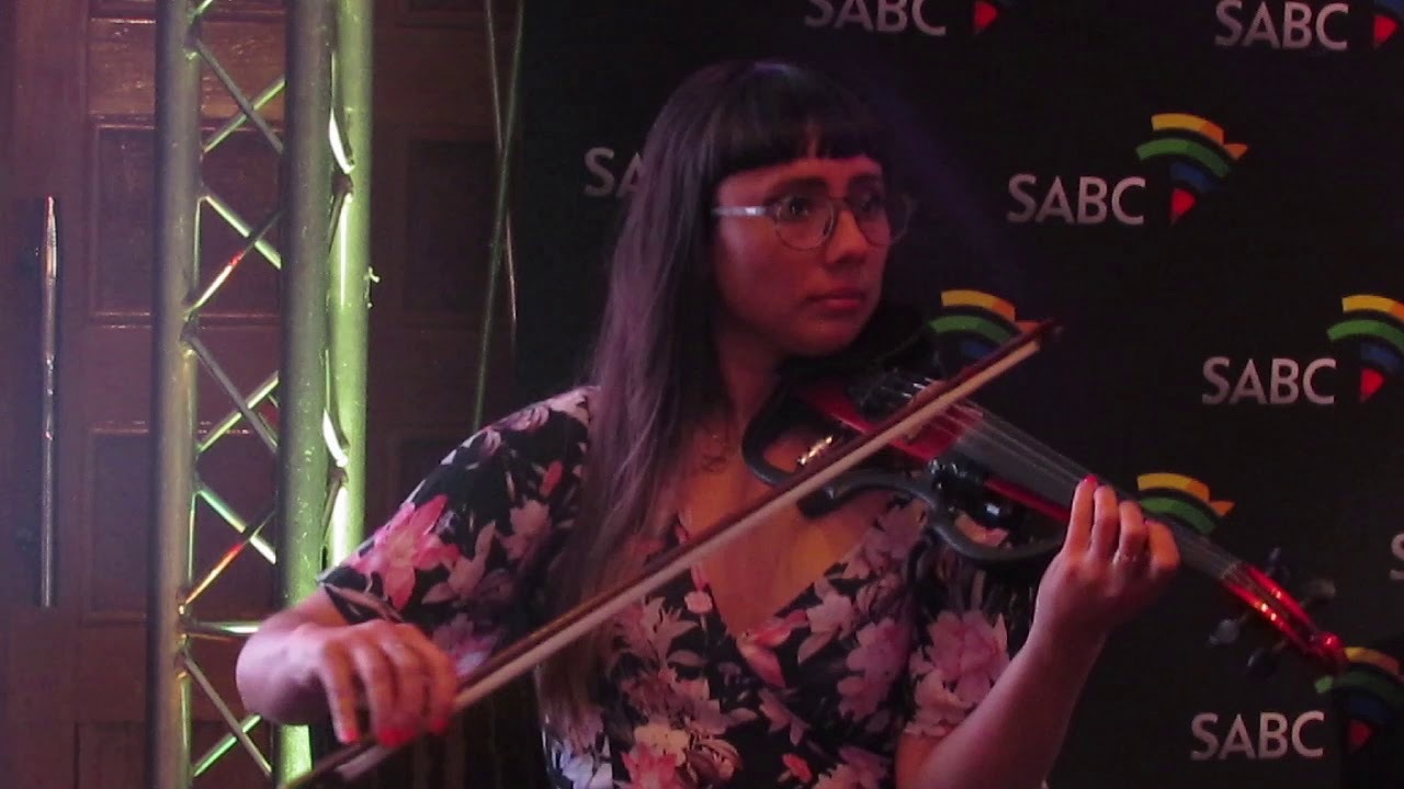 Davina Gordon shows off her violin skills - YouTube