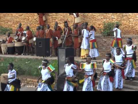 NDERE  DANCE TROUPE - BAGANDA LADY DANCERS ARRIVE