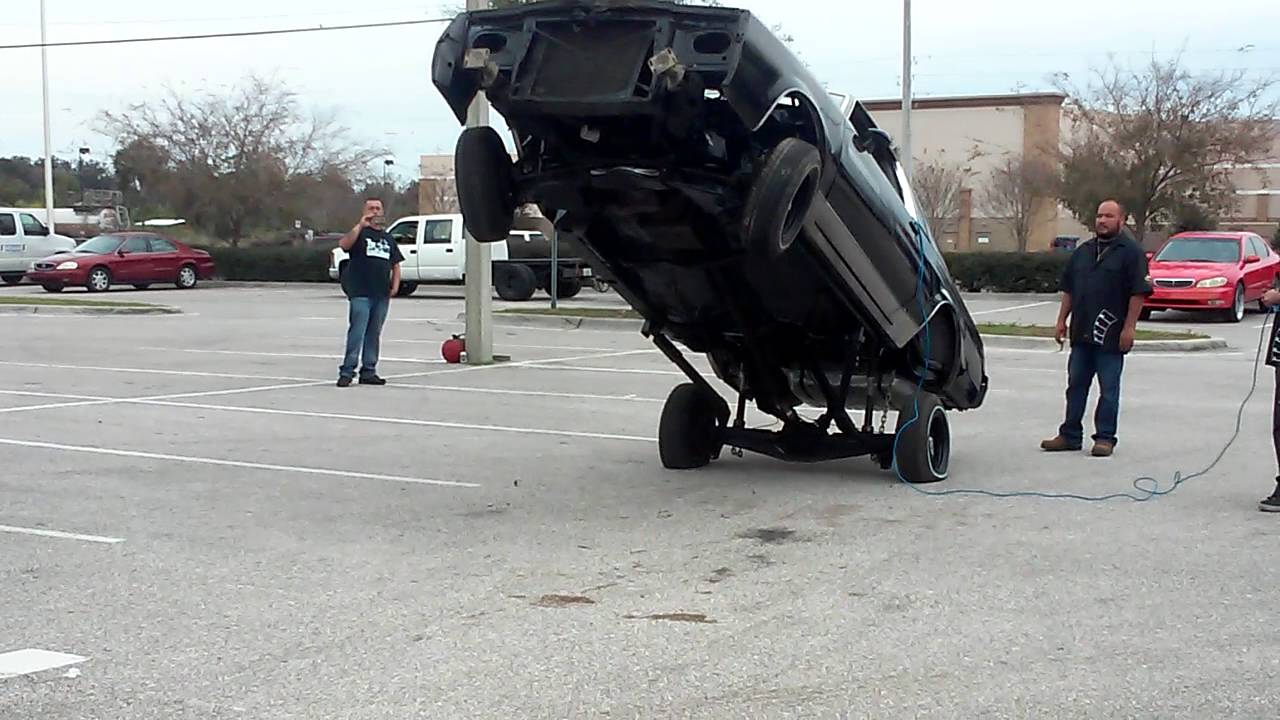 Lowrider hopping - YouTube