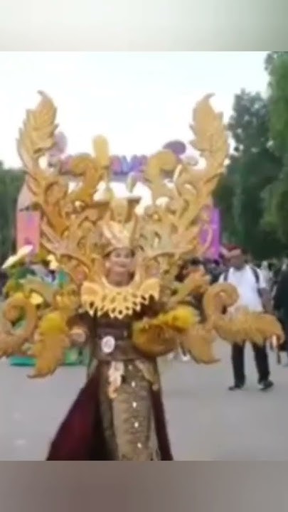 Antraksi peserta Karnaval Tenun Sambas 2023 - YouTube
