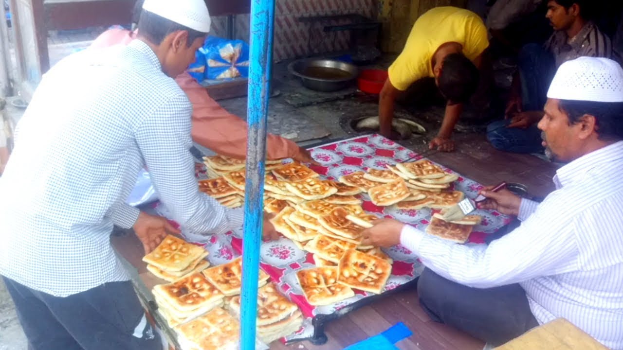 200 Years Old Nizam Traditional Food - Tanddori Butter Roti - Irani ...