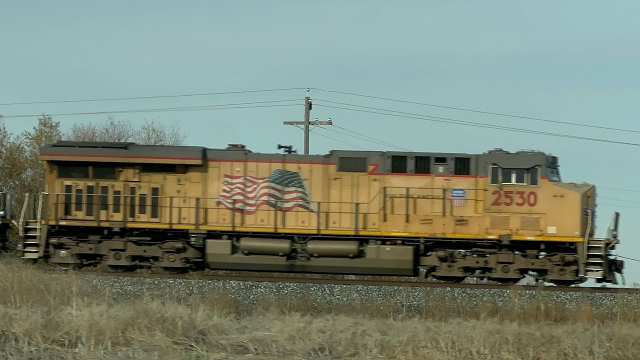 UP 2530 Leads IOANP (15) Passes Road 105A in Davis (12/15/23) - YouTube