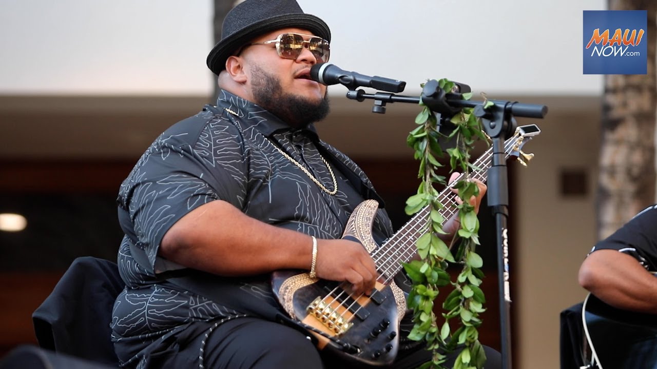 Music was a treat with Josh Tatofi in Wailea on Halloween weekend - YouTube