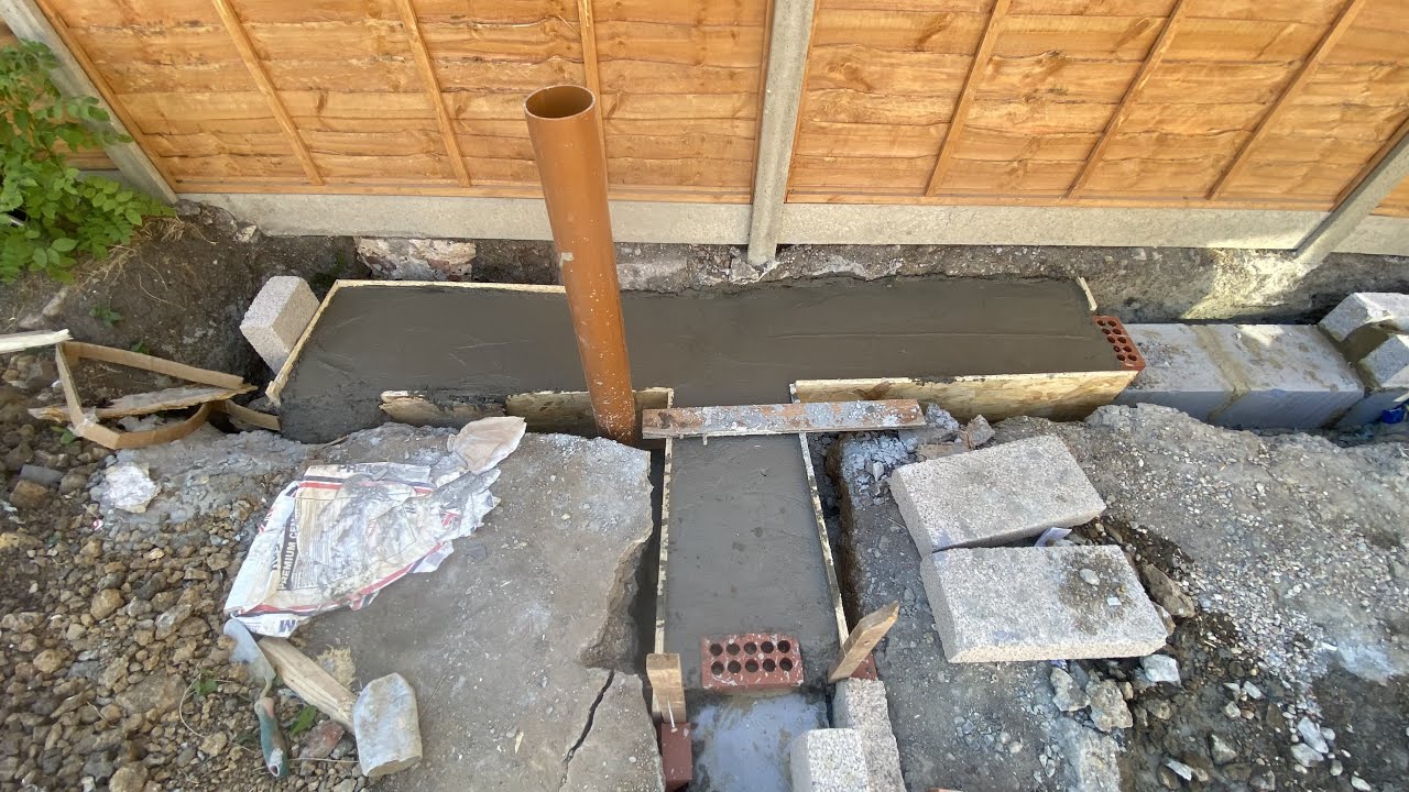 Installing steel bridge foundation beam - London Extension build ...