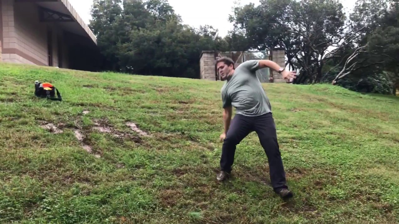 Disc golf FAIL! Falling in the mud after throwing from a slippery ...