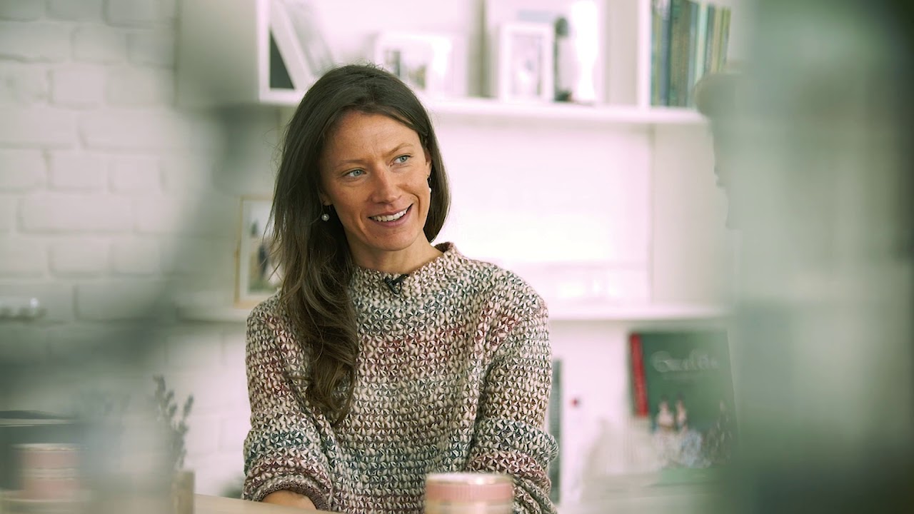 Signe Meirāne skaistuma vārdā pārvar bailes no adatām - YouTube