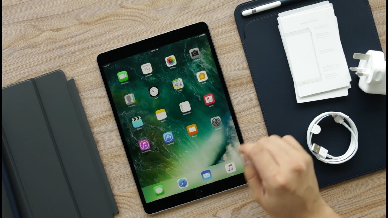 Unboxing the Apple iPad Pro 10.5" - YouTube