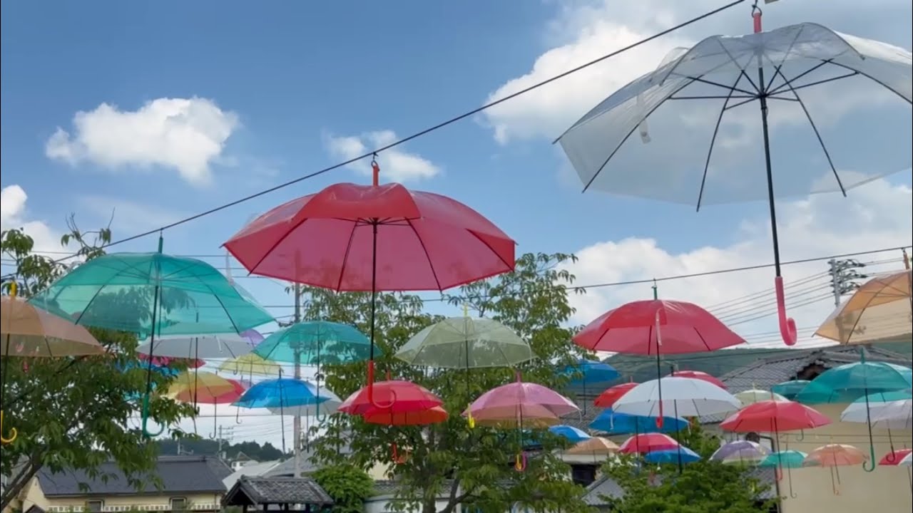 2025/07/15 カラフル傘で彩る夏の映えスポット 内子まちの駅Nanzeのアンブレラスカイ 〜愛媛県内子町〜 - YouTube