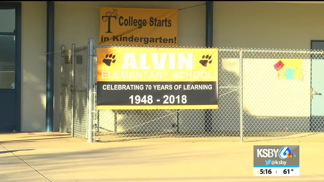 Alvin Elementary school celebrates 70th anniversary - YouTube