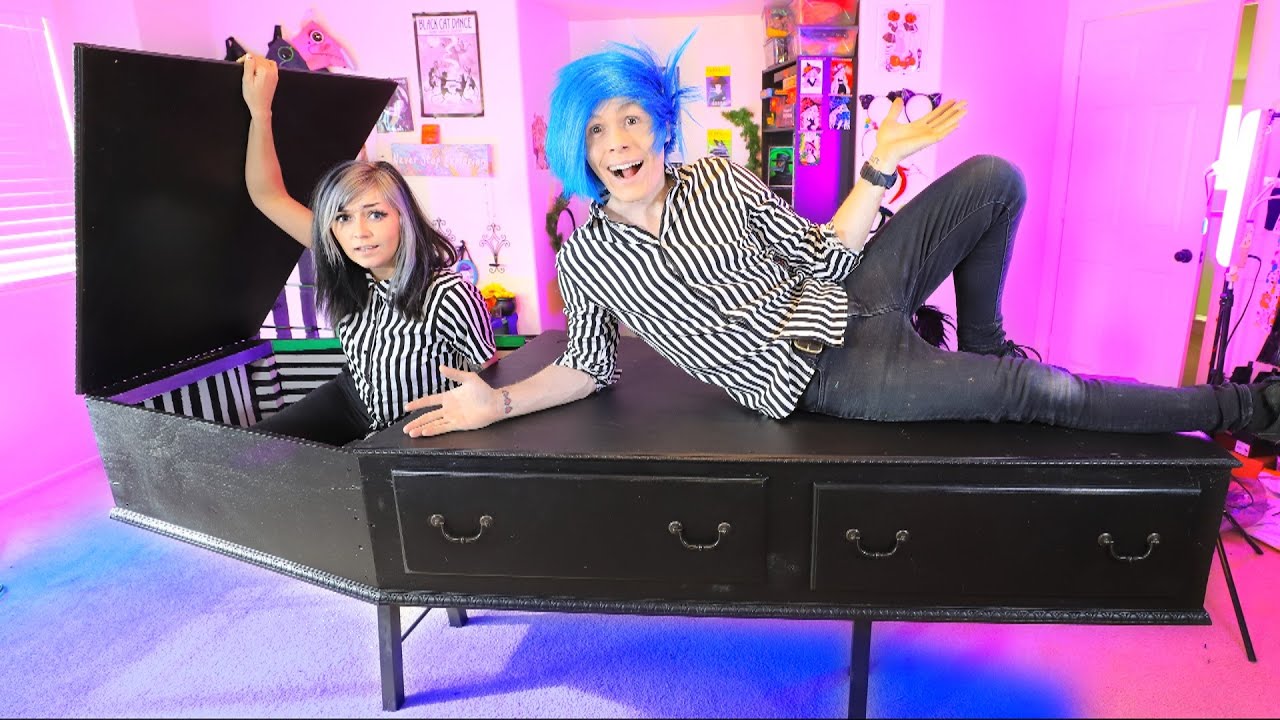 DIY HALLOWEEN COFFIN TABLE FOR MY EMO GIRLFRIEND - YouTube