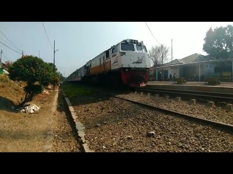 Golden Hour - Kereta Api Sore Hari di Stasiun Plered - YouTube