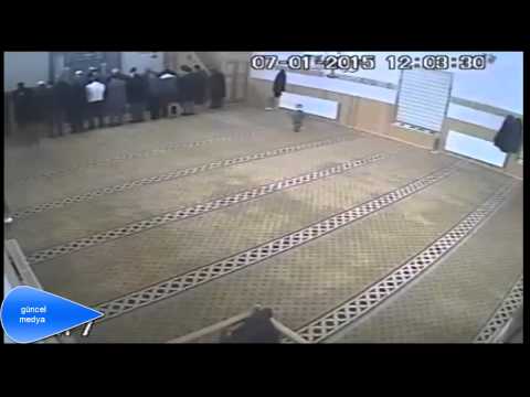 camide yaşlı adamın taburesini altından çeken yaramaz çocuk