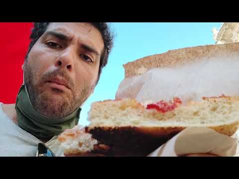 Panino con la Frittola a Ballarò Palermo con sfincione di supporto ...