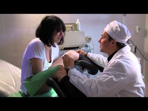 Гинеколог Валерий Храпов принимает беременную.