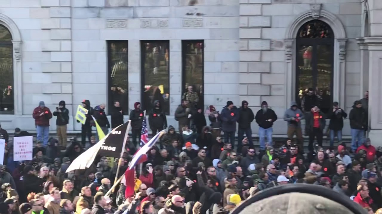Gun rights protestors sing Star-Spangled Banner - YouTube