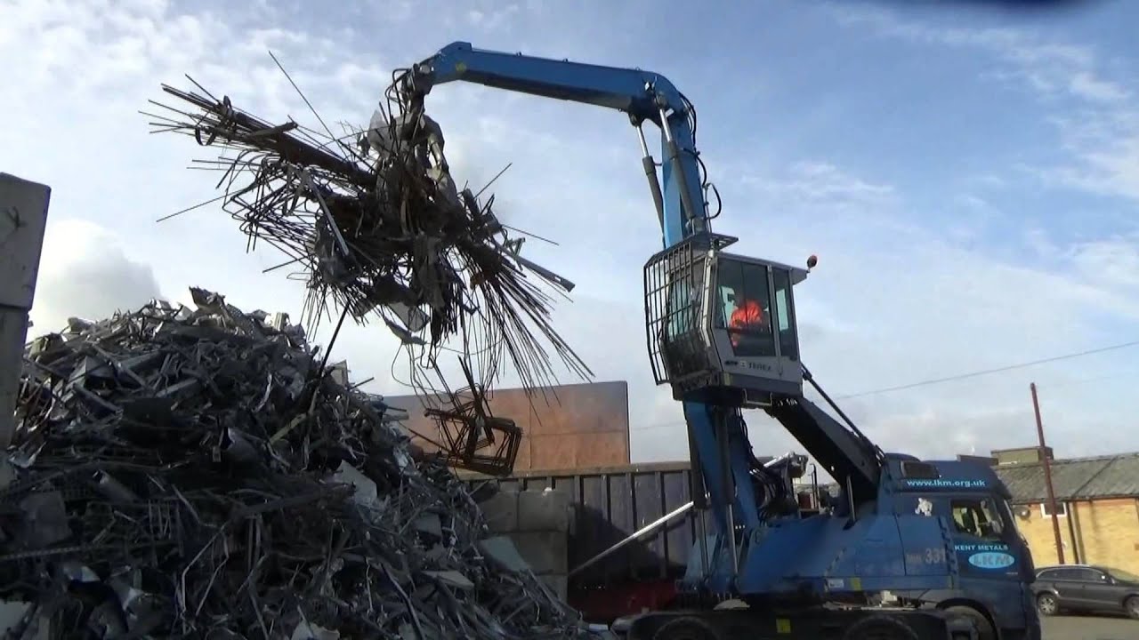 Fuchs MHL 331 and MHL 320 handling scrap metal at Southwark Metals ...