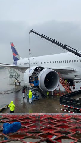 B787 FAN COWL INSTALLATION DURING ENGINE INSTALLATION. - YouTube