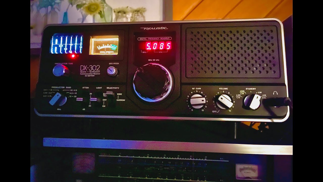 Realistic DX-302 Night time band scan - YouTube