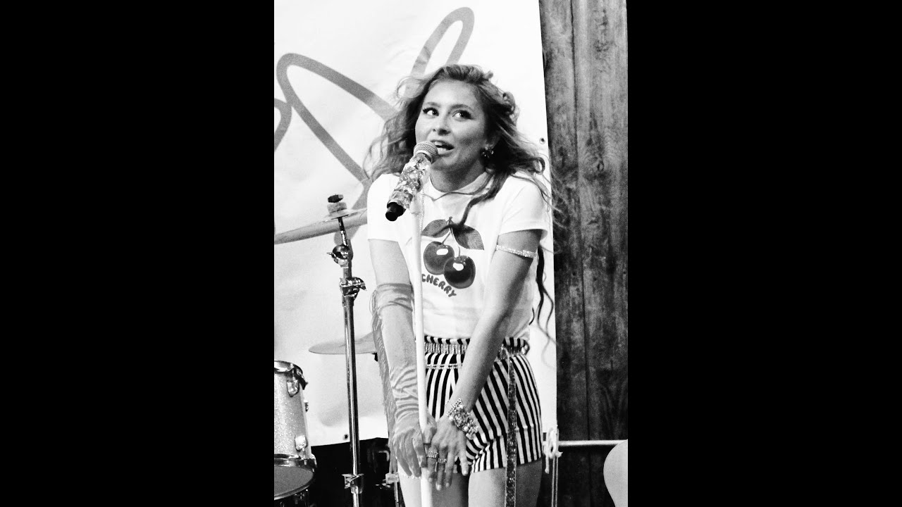 Layla Spring Live Ta AJ's Place - YouTube