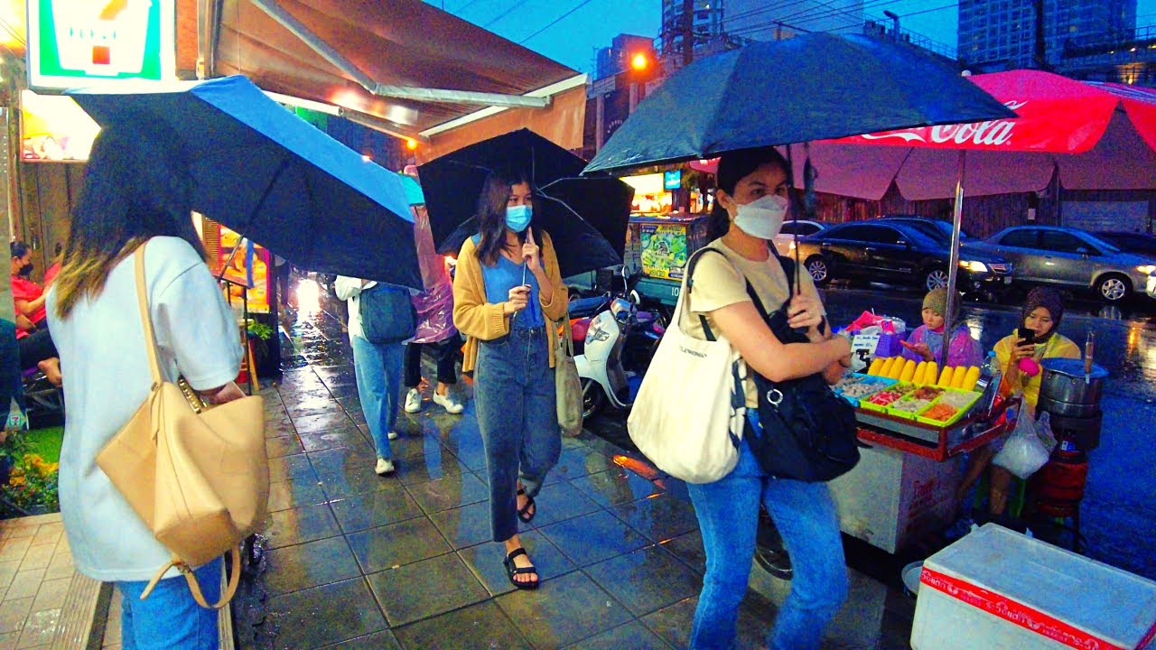 【🇹🇭4K】Rainy Walk Along Bangkok Thonglor Road, Sukhumvit Soi 55 - YouTube